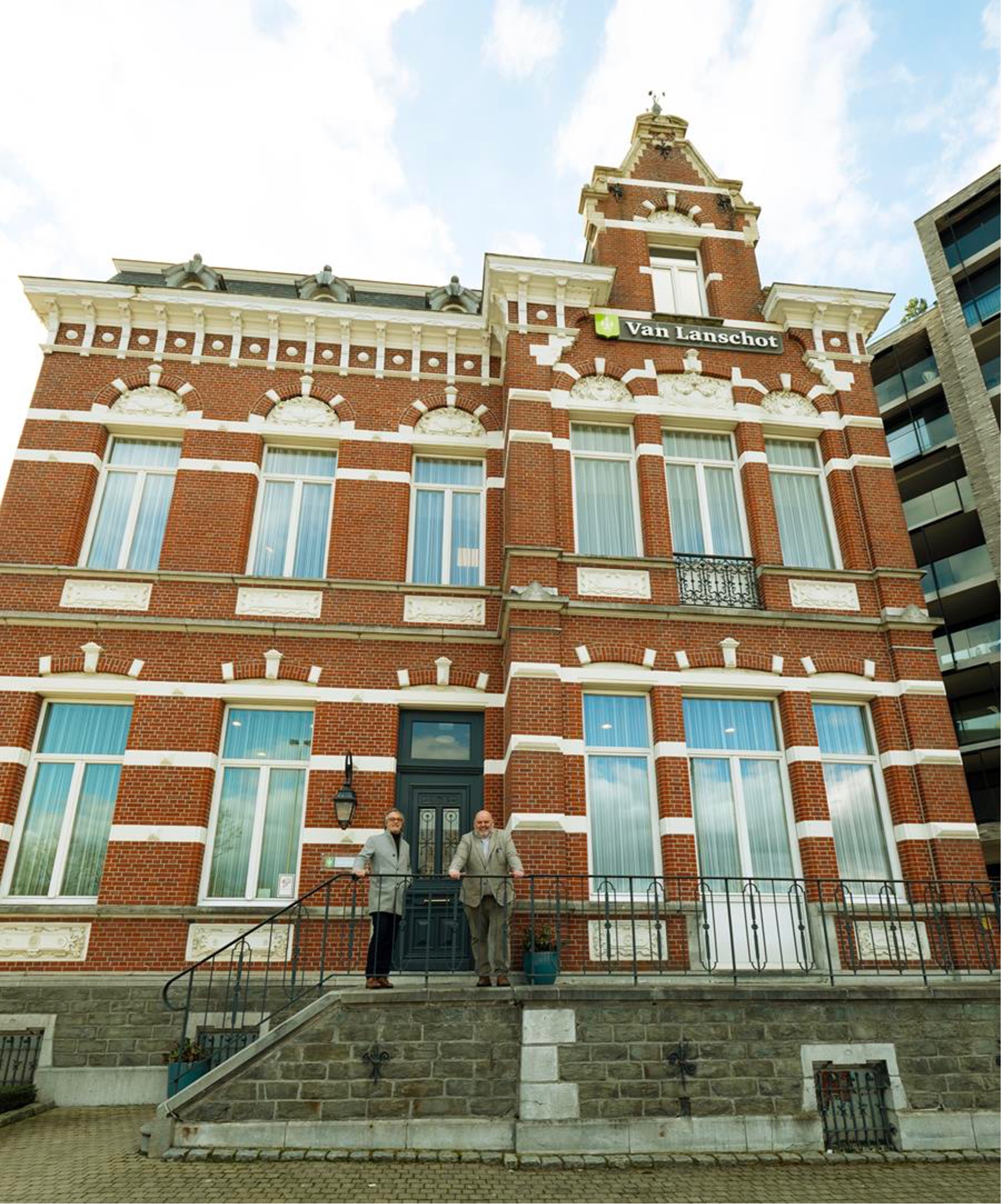 Vangronsveld and Somers move into a luxurious bank building